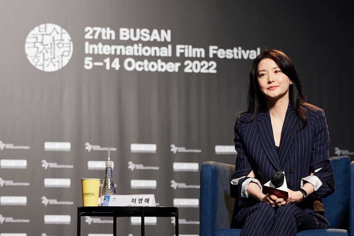 یانگوم با لباس عروسی در آغوش همسر تاجرش + عکس - سینما اعتماد